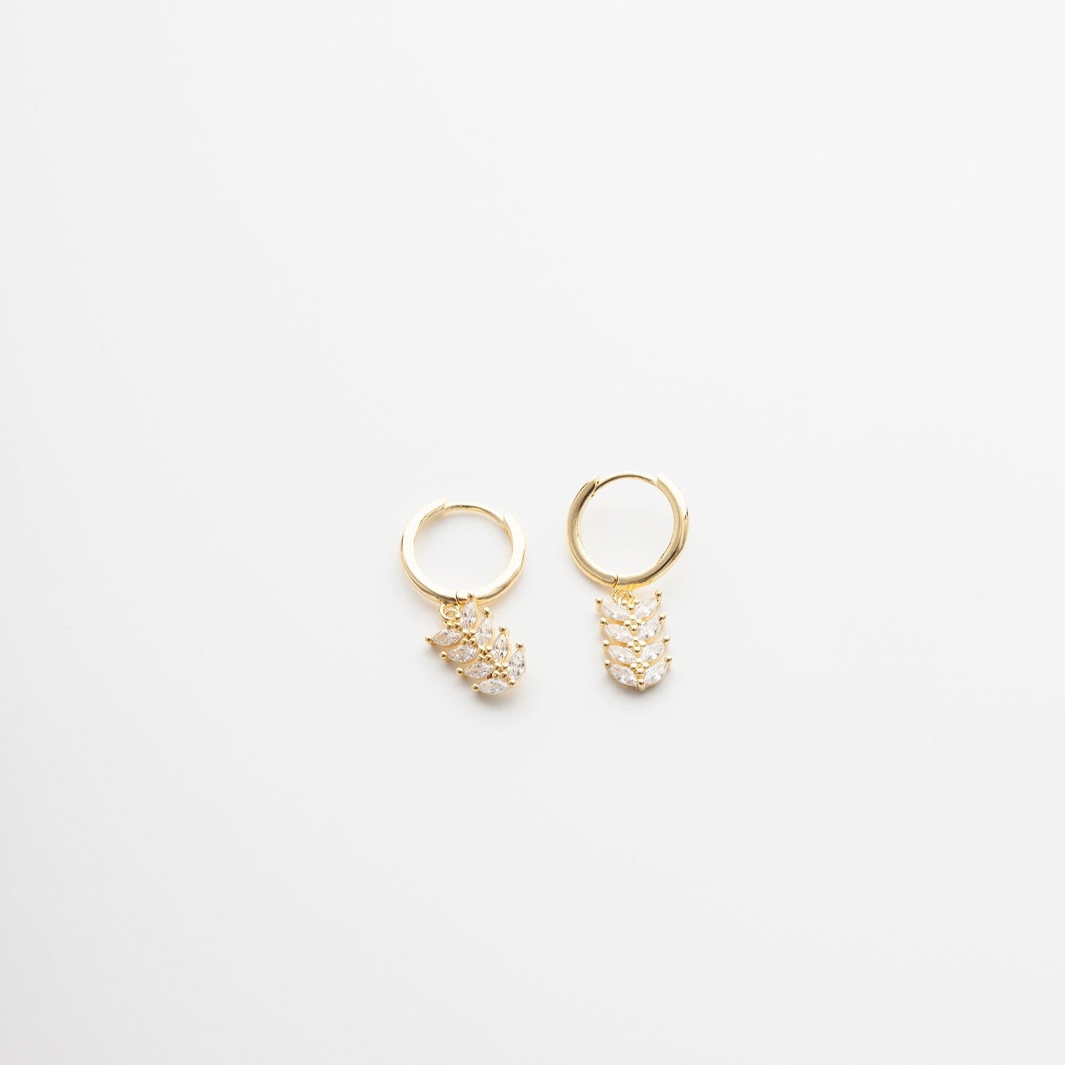 Hailey Drop Huggies in Crystal/Gold – Loja Watsons Bay